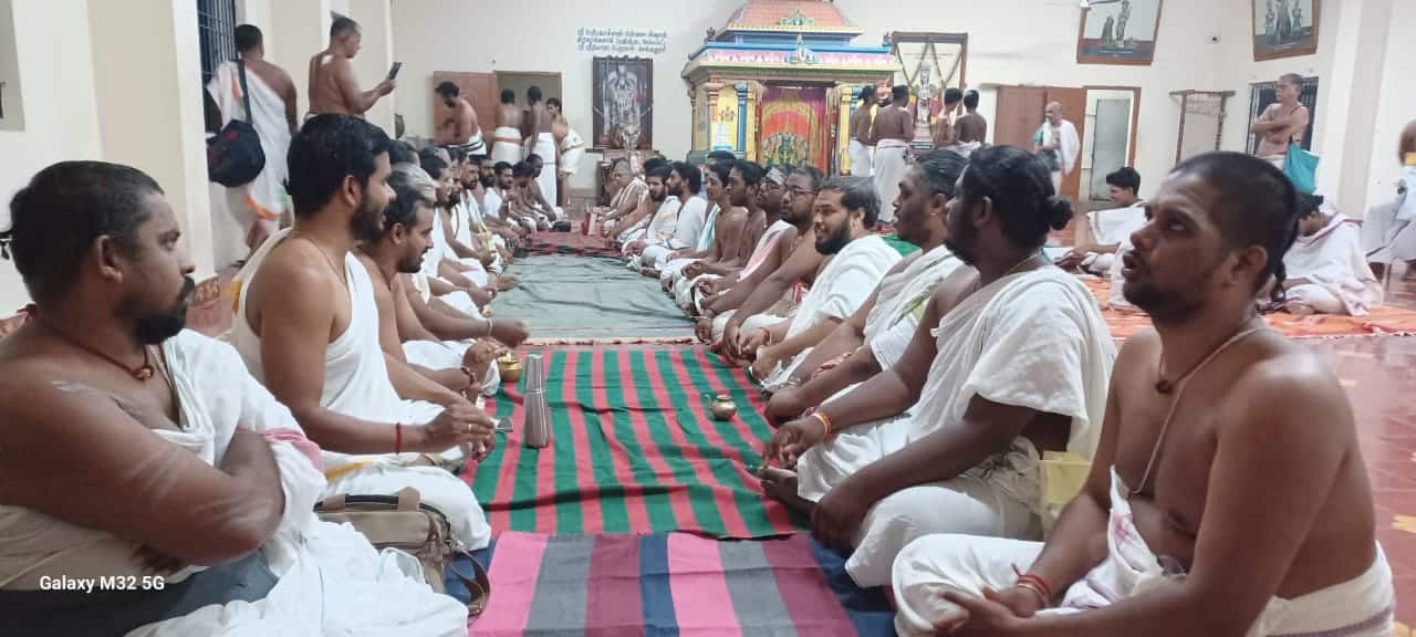 Veda Parayanam at Swami Periyavachan Pillai Thirumaligai - Namadwaar